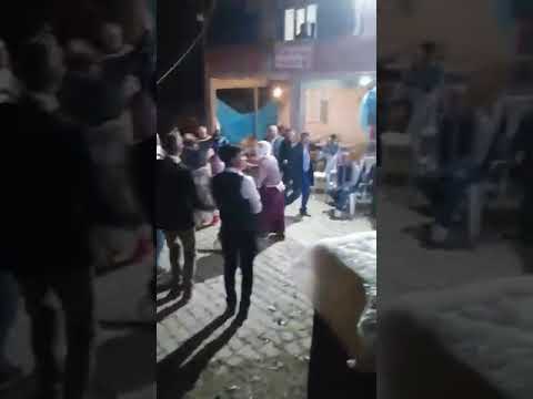 Kadın kılığına girmiş erkekler darbuka show