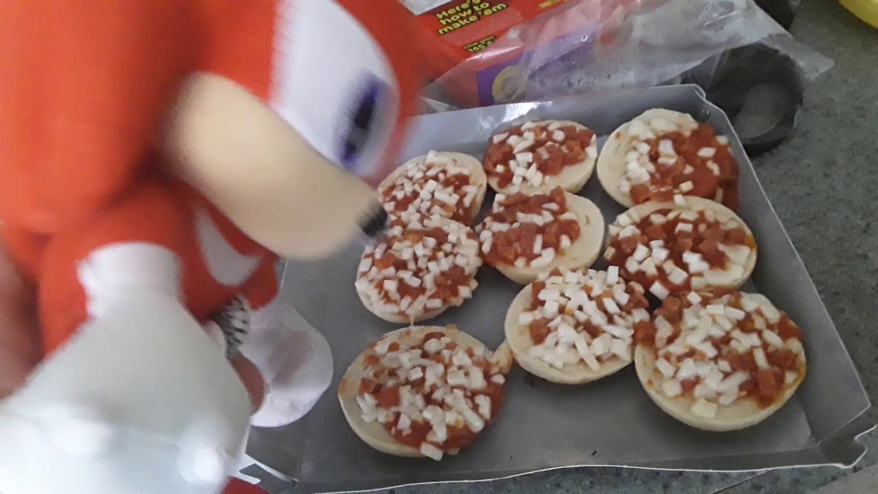 Knuckle's favorite snack - YouTube
