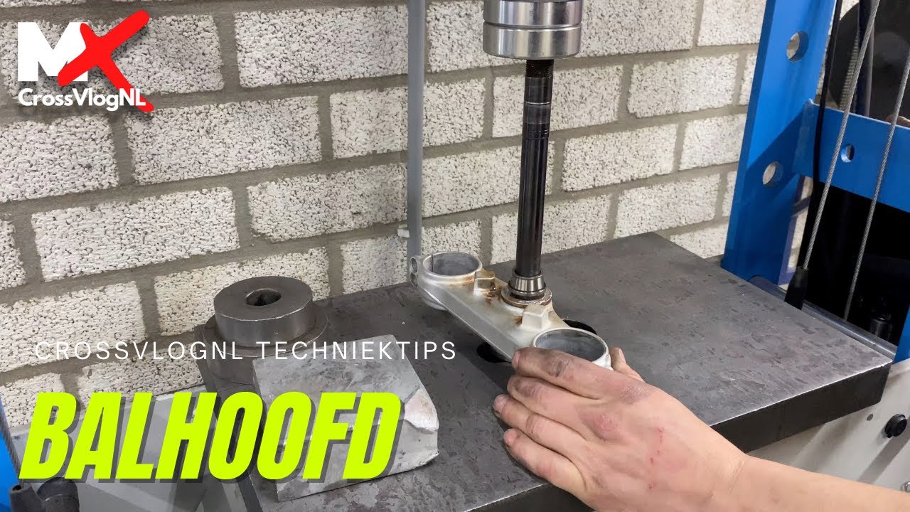 Balhoofdlagers vervangen | Techniek tips - YouTube