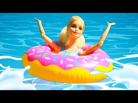 Barbie dalgalı denizde yüzemiyor. Eğlenceli video. Kukla oyunu