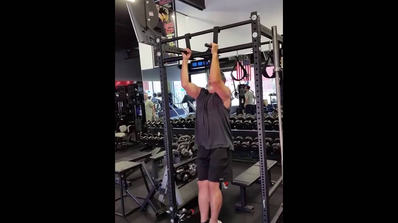 Hanging Abs with Twist - YouTube