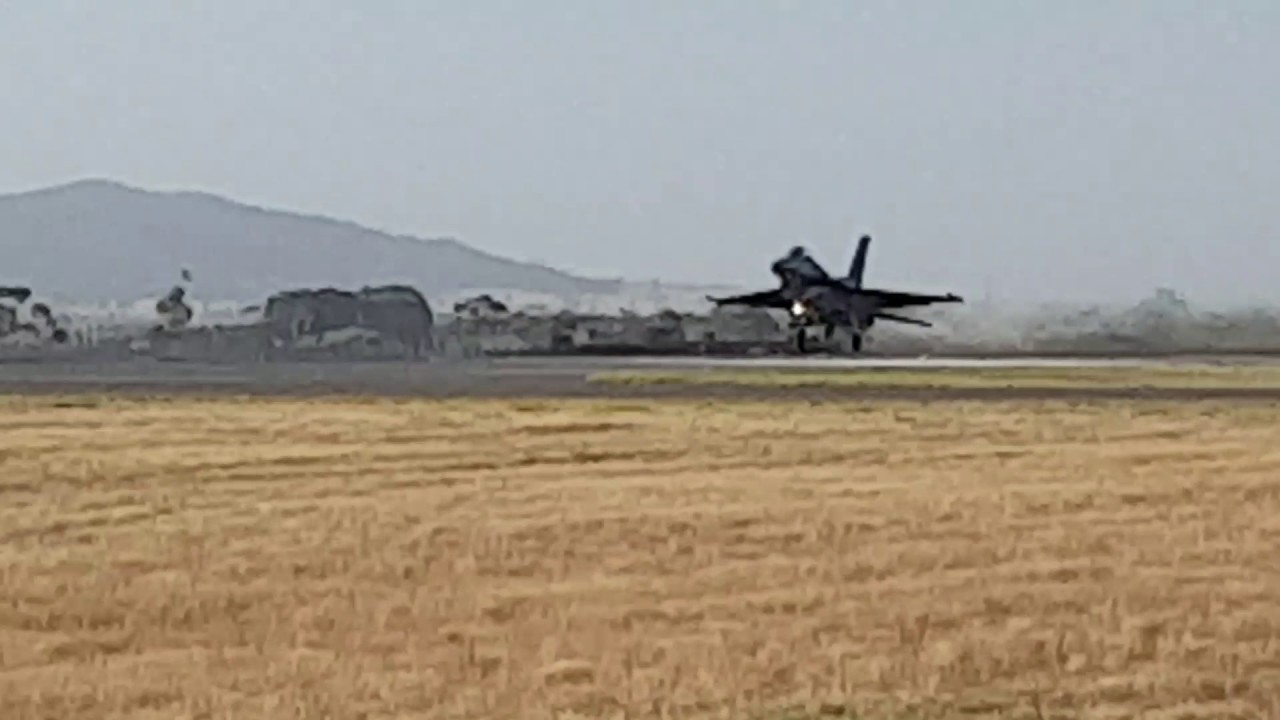 Avalon 2017 - f16 falcon vertical lift off - YouTube