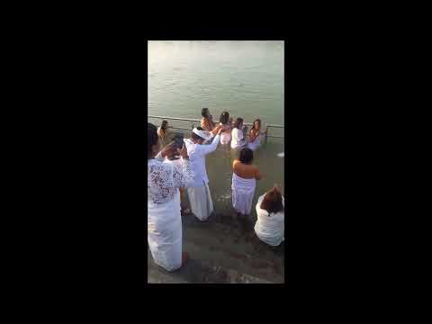 Mandi di Sungai Gangga India