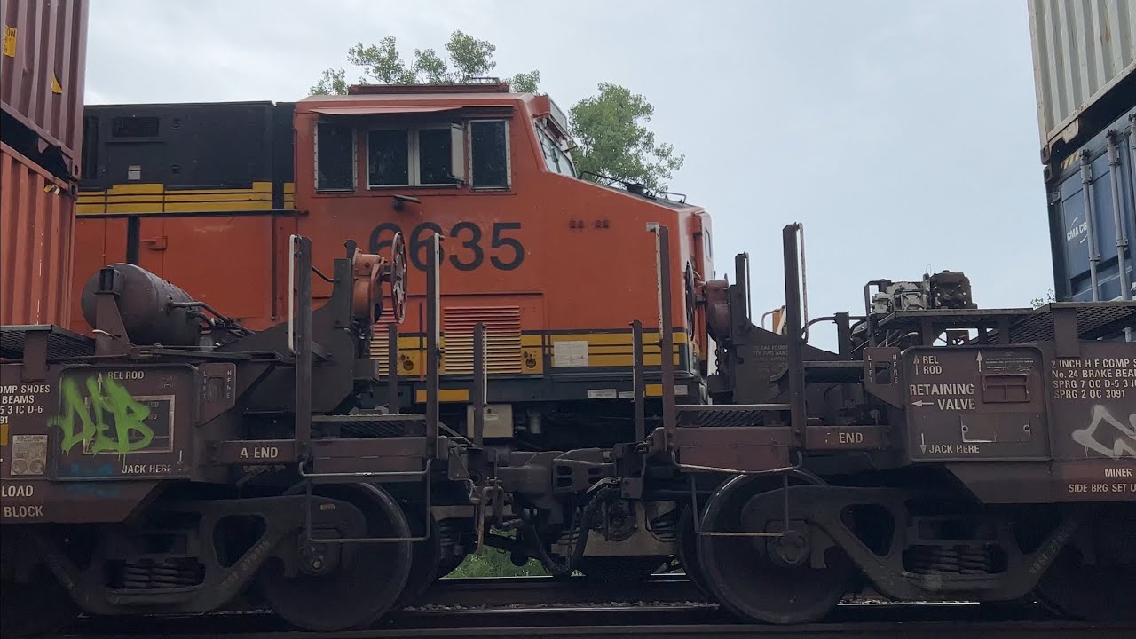 70 mph BNSF Z train flies past stopped BNSF Stack train!! BNSF Transcon: Emporia sub..8/13/23 ...