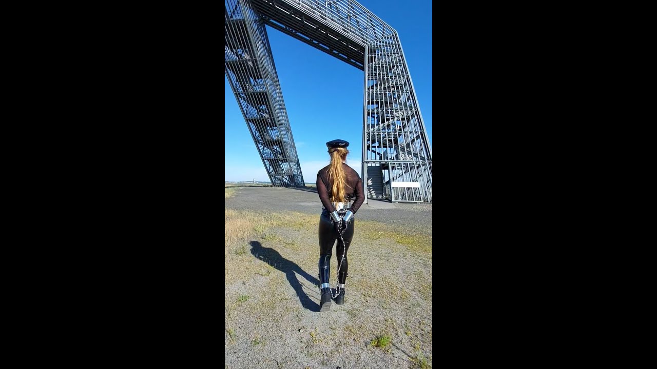 Chained Subbi walks by the Saarpoligon / Subbi in Ketten spaziert unter dem "Saarpolygon ...