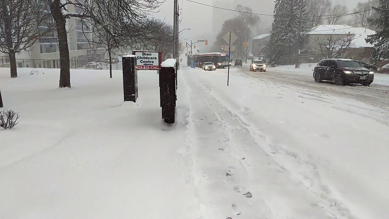 Car struggling with snow, Toronto Canada - YouTube