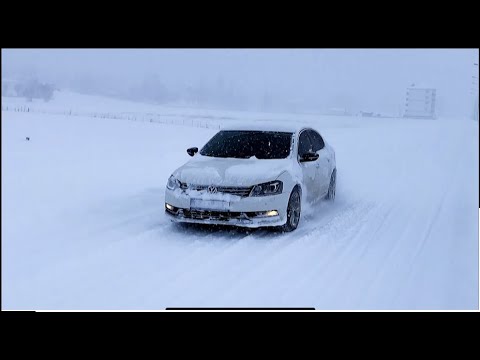 Volkswagen Passat Highline karda drift (trafiğe kapalı alan)
