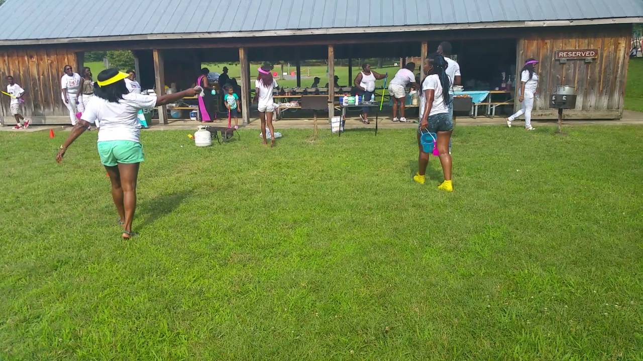 Water bucket race - YouTube