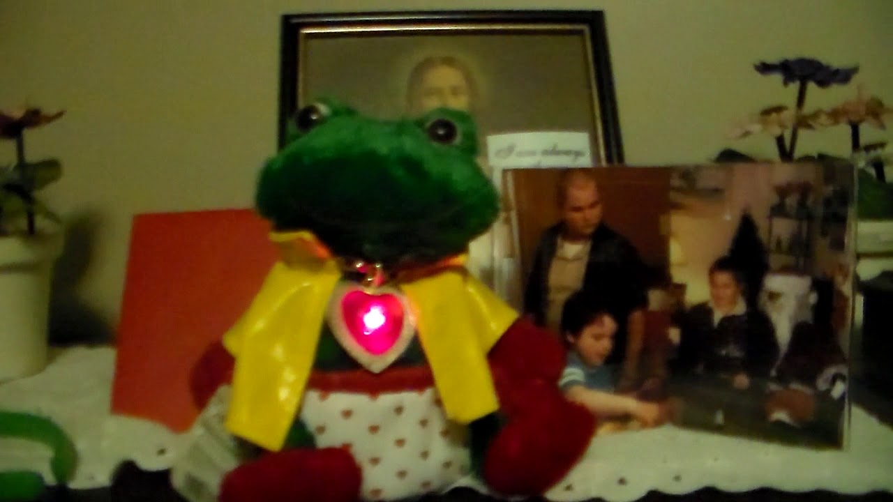 2007 Dan Dee valentines day dancing and singing frog - YouTube