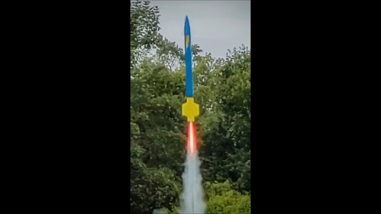 BLUE LIGHTNING ROCKET ON A CESARONI I195 RED LIGHTNING MOTOR - YouTube