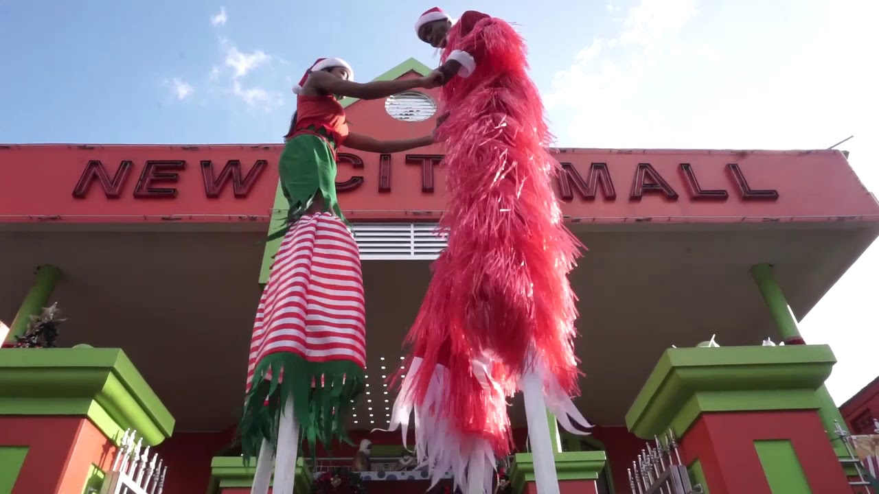 Santa & Elves Dance on Stilts (Moko Jumbies) - Susan Macio's Soca ...
