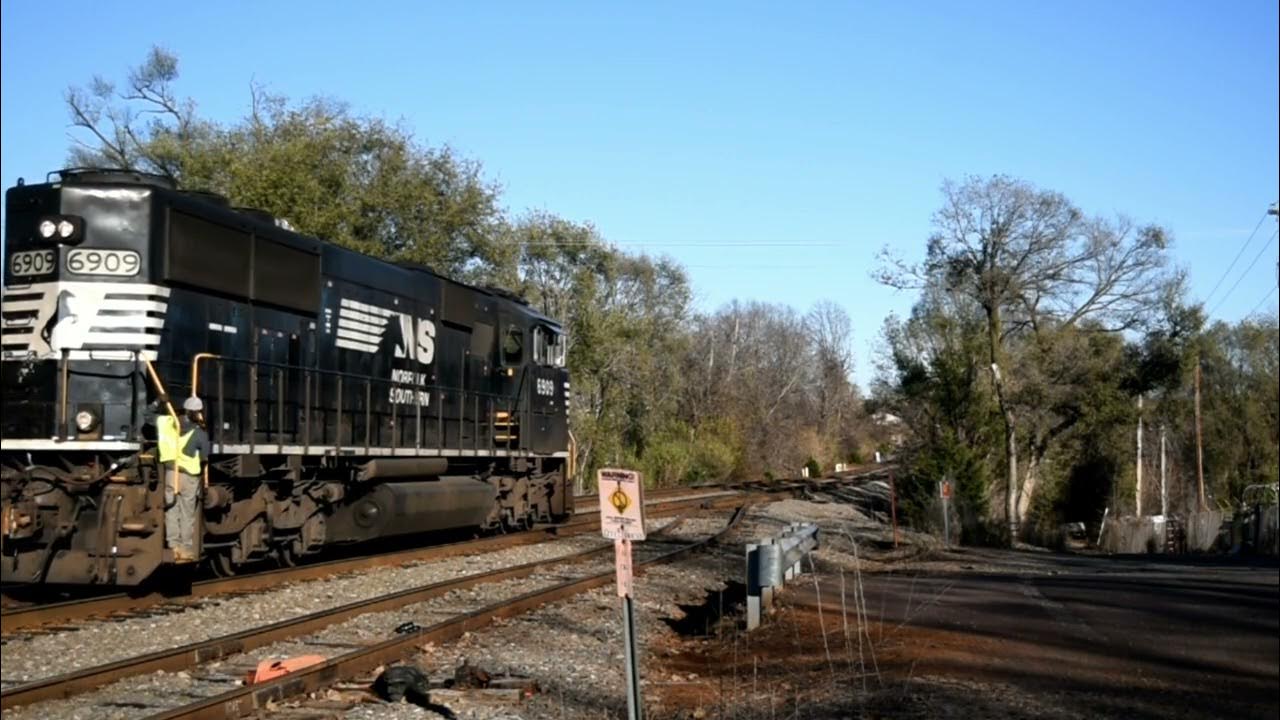 Norfolk Southern Locomotive 6909 in Culpeper, VA - YouTube
