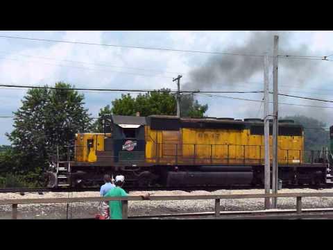 CNW SD40-2 6847 under-Full throttle power run dragging BN 5358 - YouTube