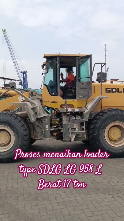 Proses menaikan loader dengan type SD LG LG 958 L, Dengan berat 17 ton, dengan tujuan Denpasar ...