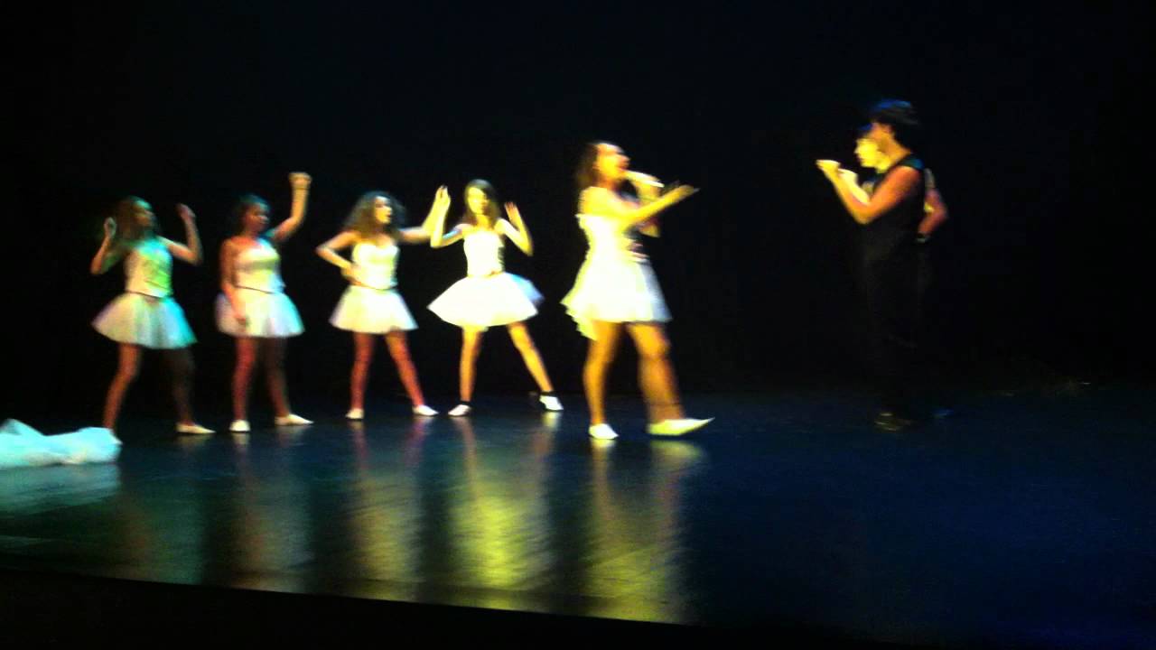 Espectáculo musical FAMA - HOT N 'COLD - YouTube