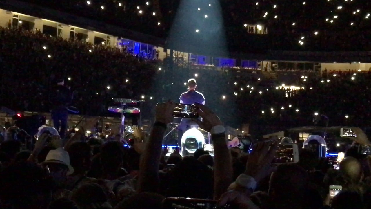 Chris Martin has a Spider on his piano. Coldplay - Everglow Live @ San ...