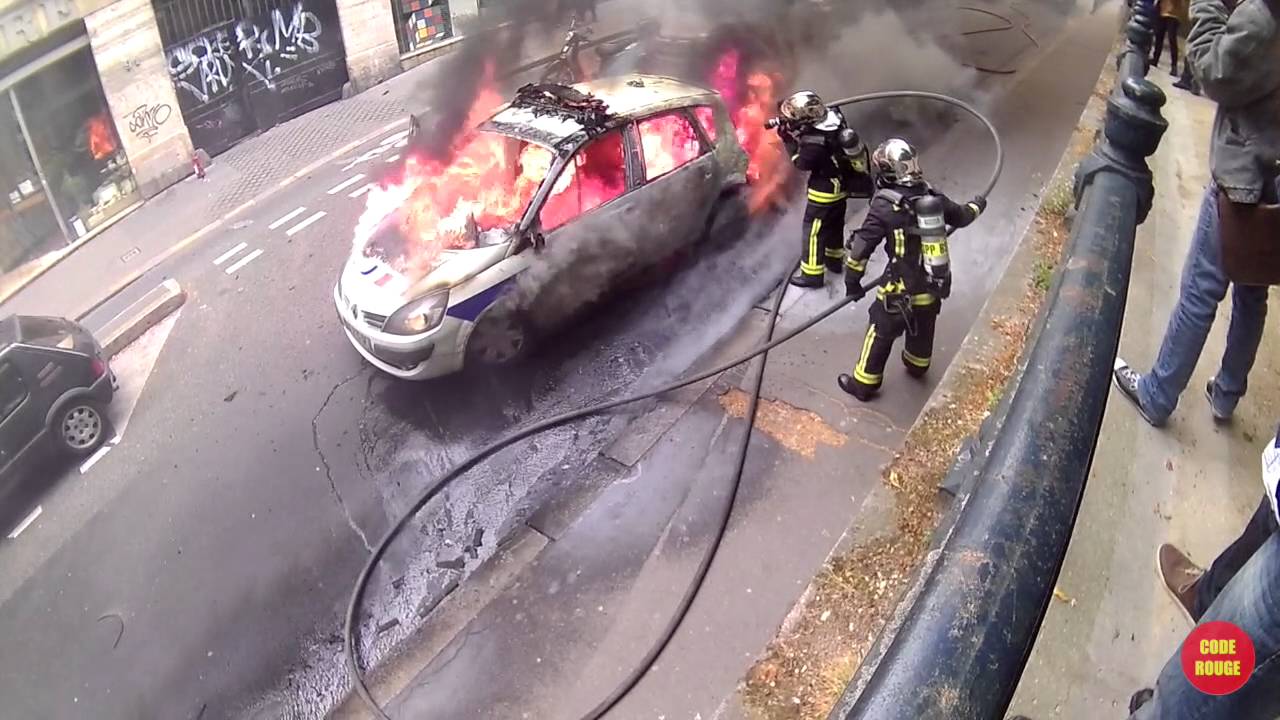 Véhicule de police incendié à Paris | Patrol car burning in Paris ...