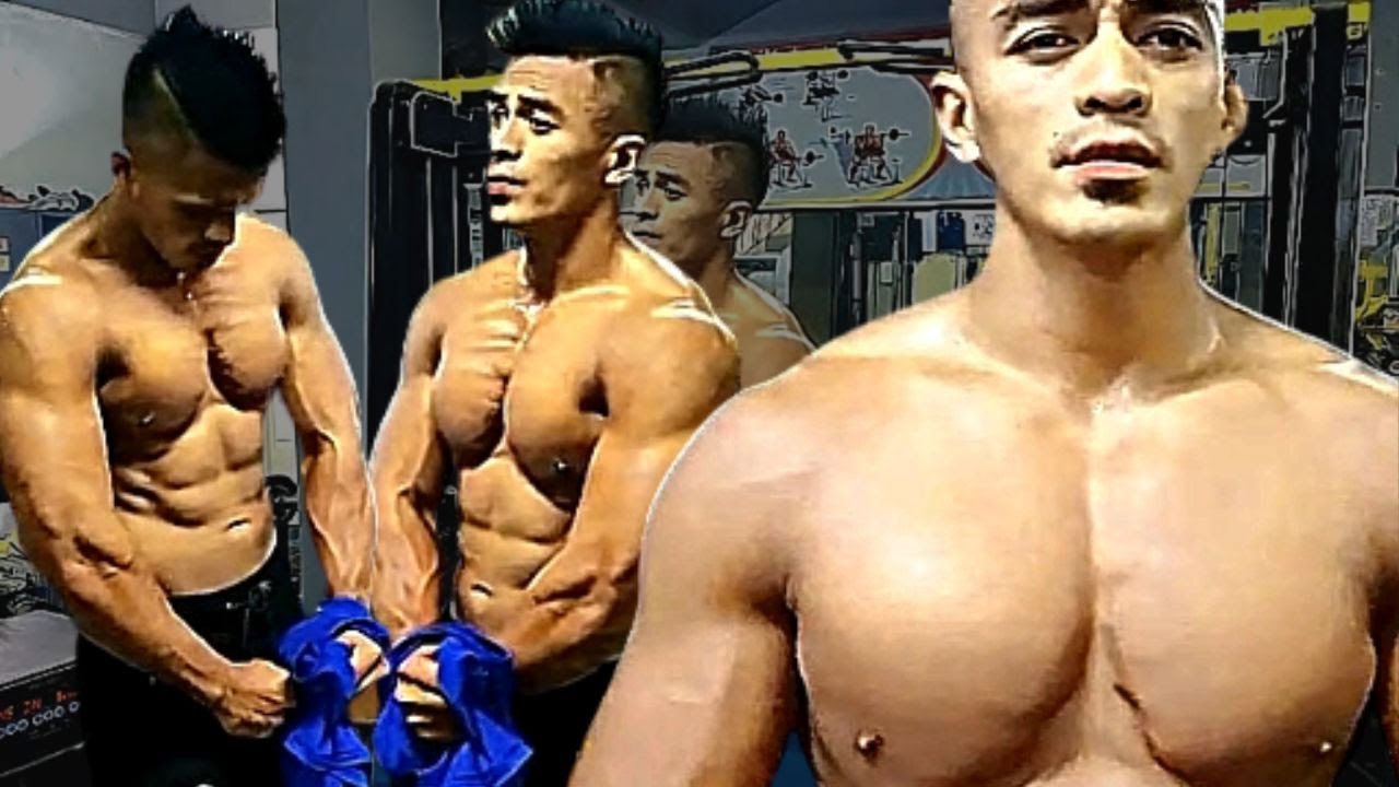 Binaraga Ganteng Flexing Otot Di Gym Youtube