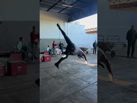 Salve capoeira, vamos jogar? 🥁🎶🤸🏿‍♂️ #capoeira #mortal #acrobacia #sport #viralvideo