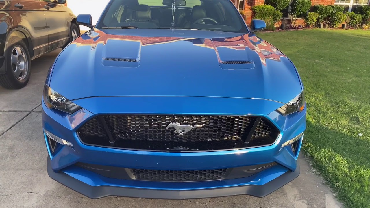 Mustang vs Dodge scat pack - YouTube