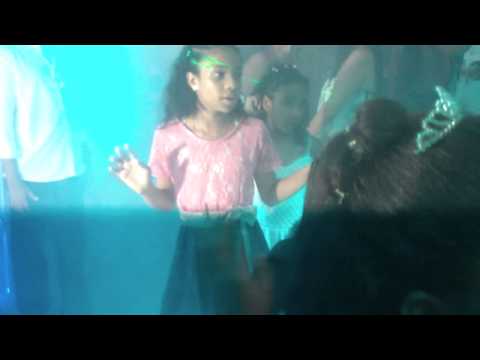 Kailane tentando dança como as meninas mais a muleca deu um show kkkk