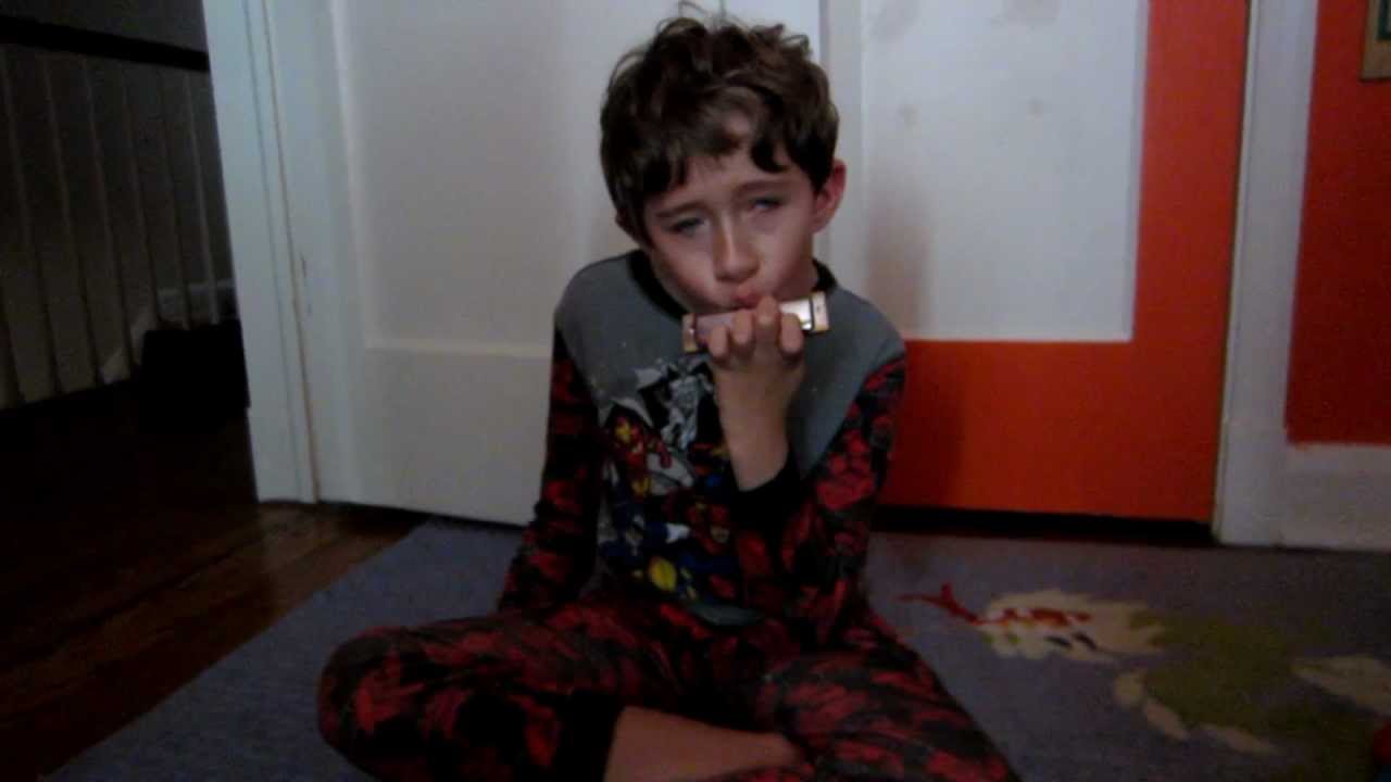 Cole Moran playing Jingle Bells on the harmonica. - YouTube