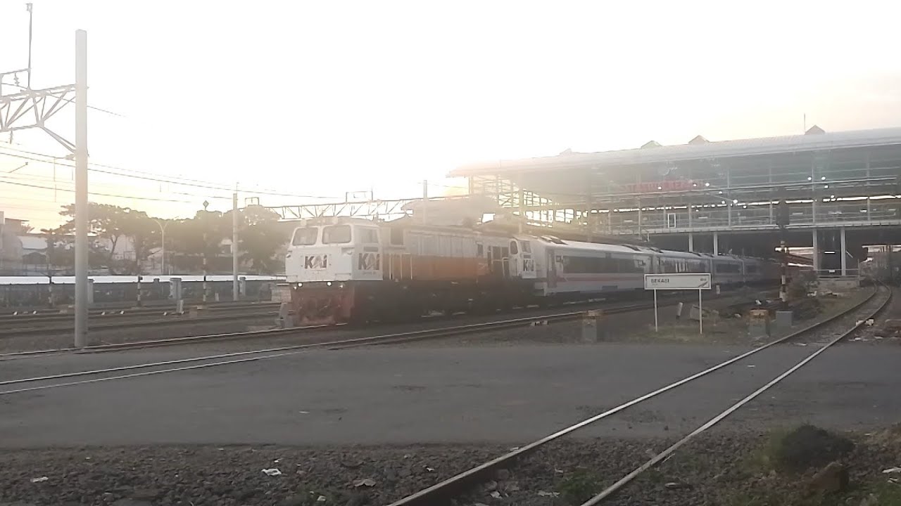 Ka Jayakarta Rangkaian Panjang Relasi Pasar Senen Surabaya Gubeng ...