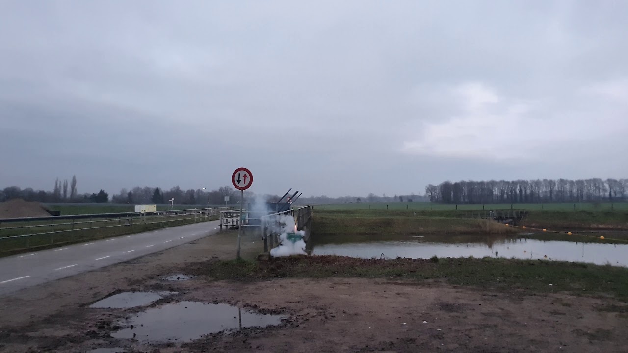 Kno3/Sugar rocket w/ 40g header - YouTube