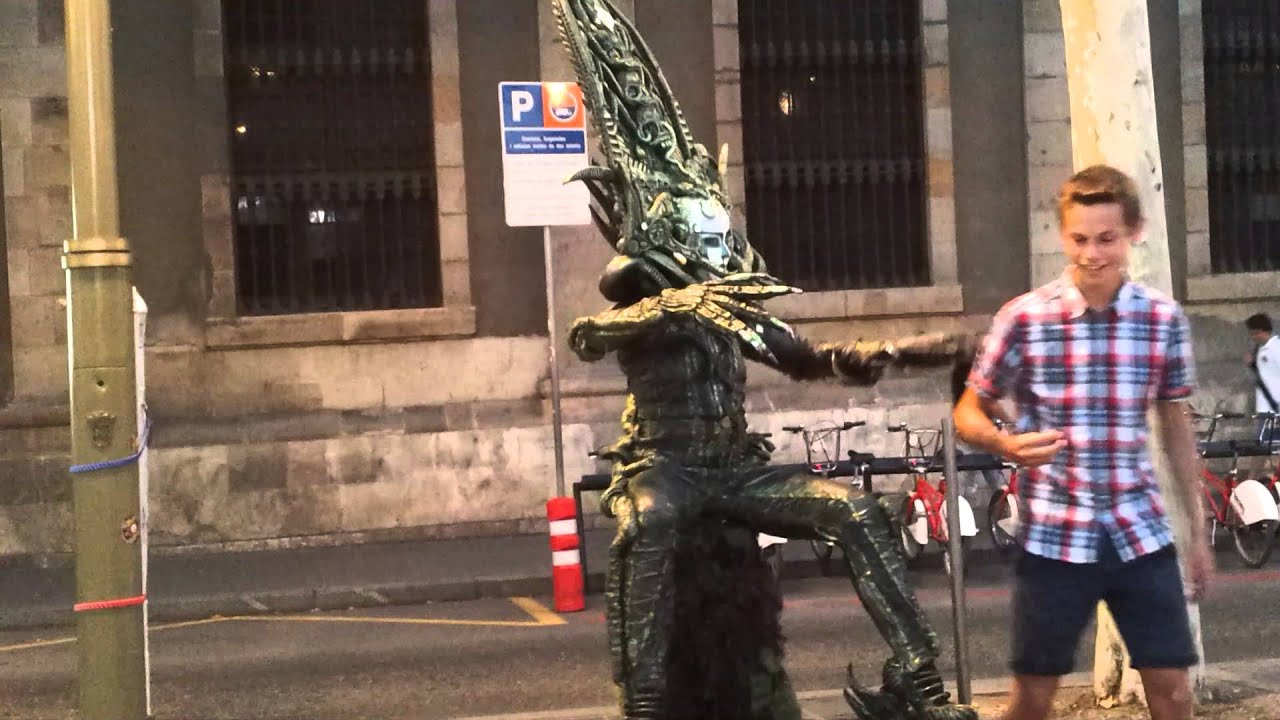 A Living Human Statue La Rambla HD - YouTube