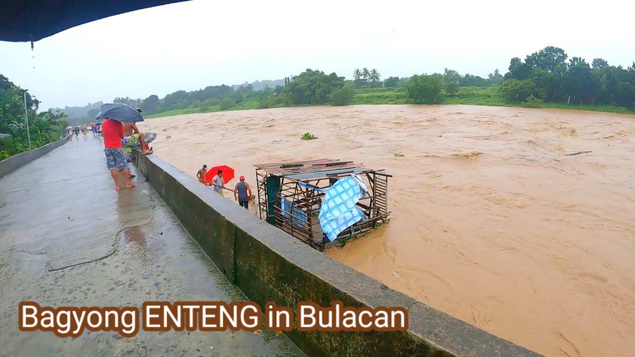 Flash flood due to Bagyong Enteng sa Bulacan - YouTube