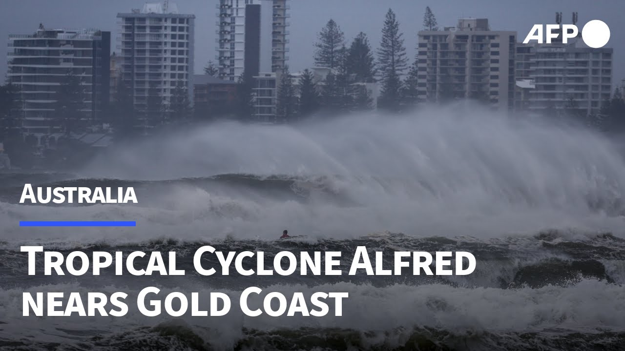 Strong winds and waves lash Australia's Gold Coast as Tropical Cyclone ...