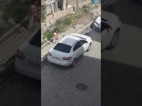 Araba ile dertleşen küçük kız