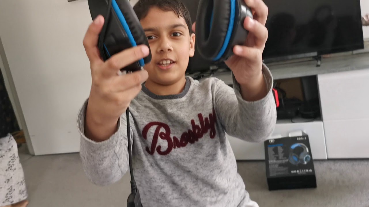 Unboxing my new headset - YouTube