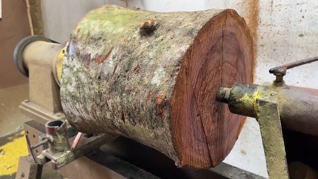 Woodworking NDT /// Turning moss covered logs into works of art - YouTube