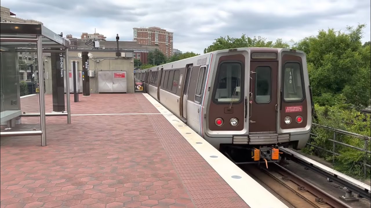 WMATA Blue Line 6000 Series departing and Yellow Line 7000 Series ...