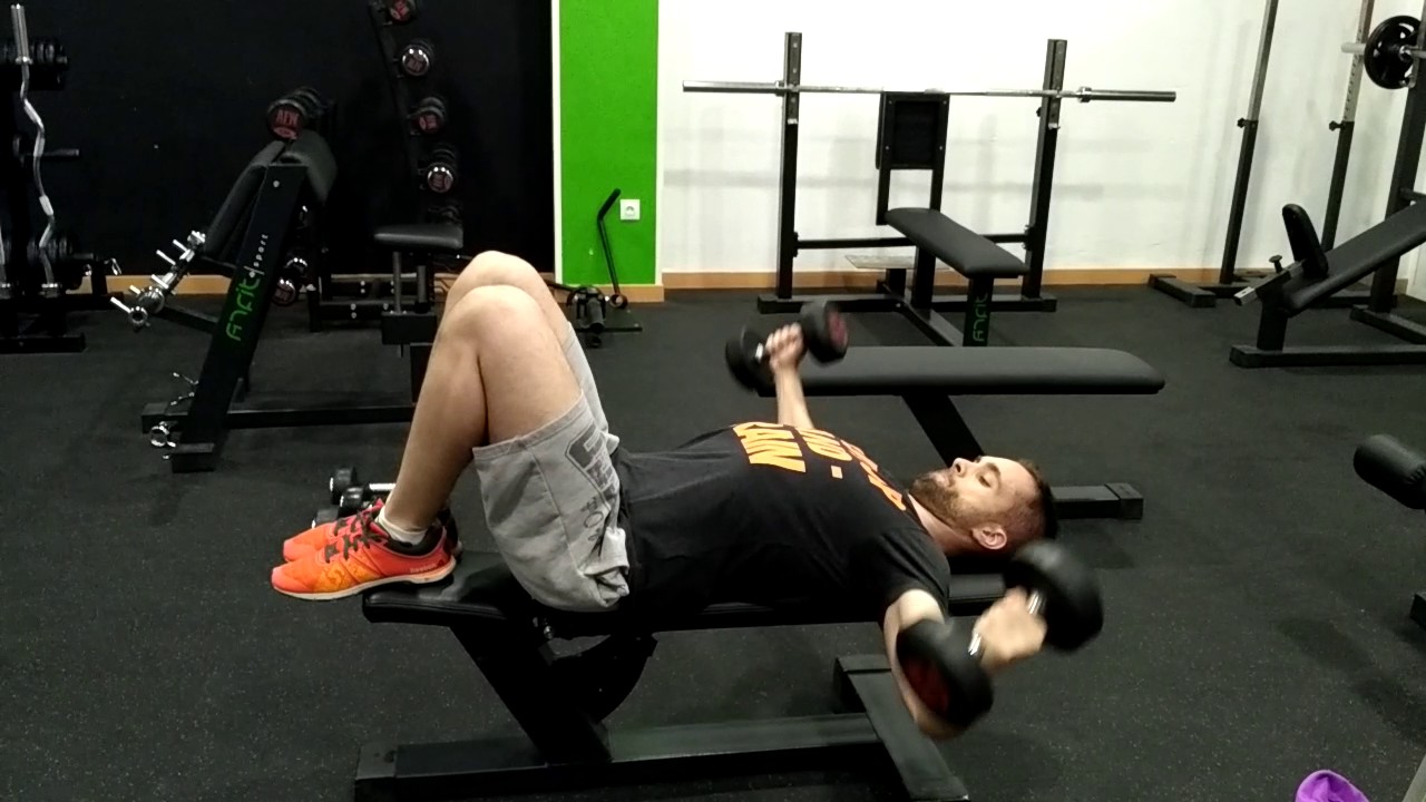 Aperturas con mancuernas en banco plano - YouTube