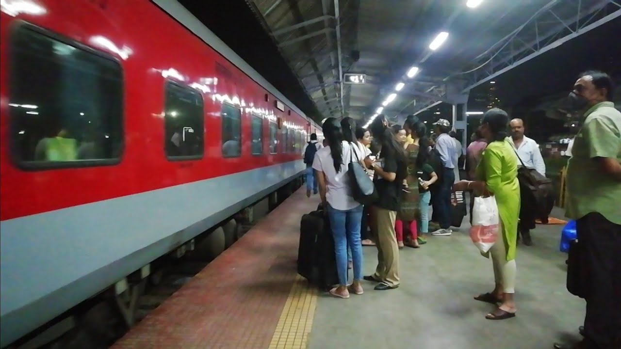 12111 Mumbai CSMT - Amravati SF Express Arriving at Dadar Station with ...