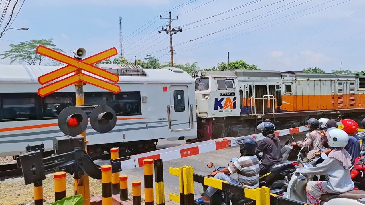 Palang pintu perlintasan kereta api || railroad crossing || ka ...