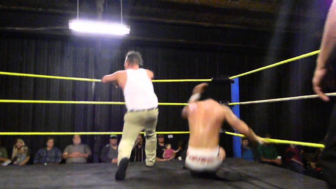 Chico Mendoza vs Maverick 12 20 13 - YouTube
