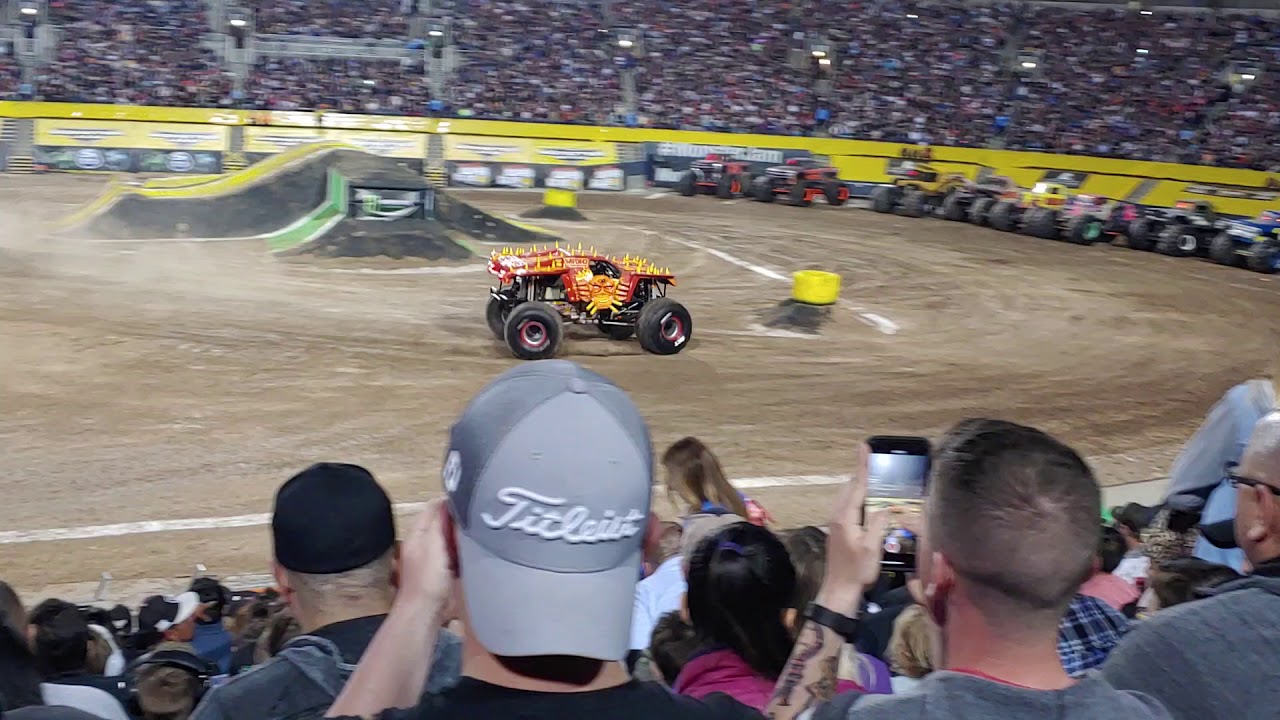 Monster jam racing-max d fire vs bakugan dragonoid - YouTube