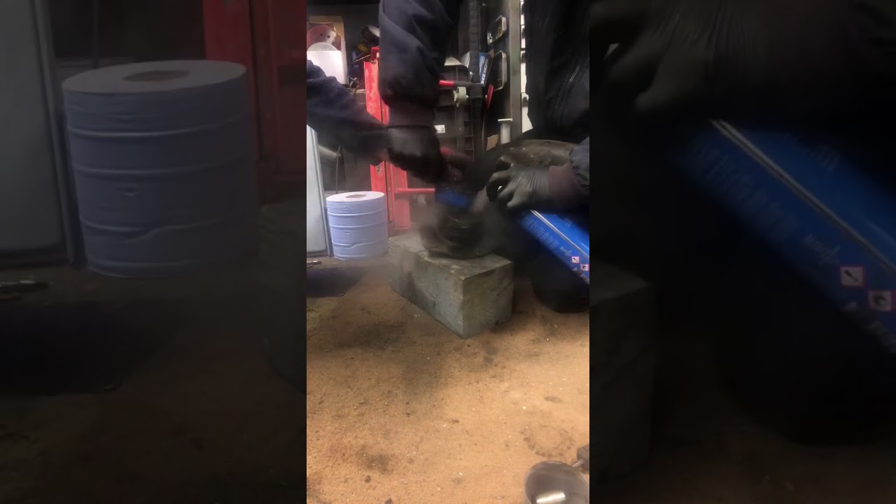 2CV Front arm hub, bearing and kingpin removal - YouTube