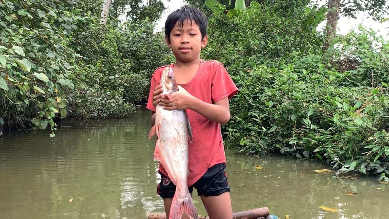 The boy caught a fish with a skink as heavy as himself. - YouTube