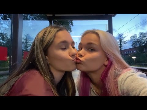 Lesbianas jovenes besandose en un bar