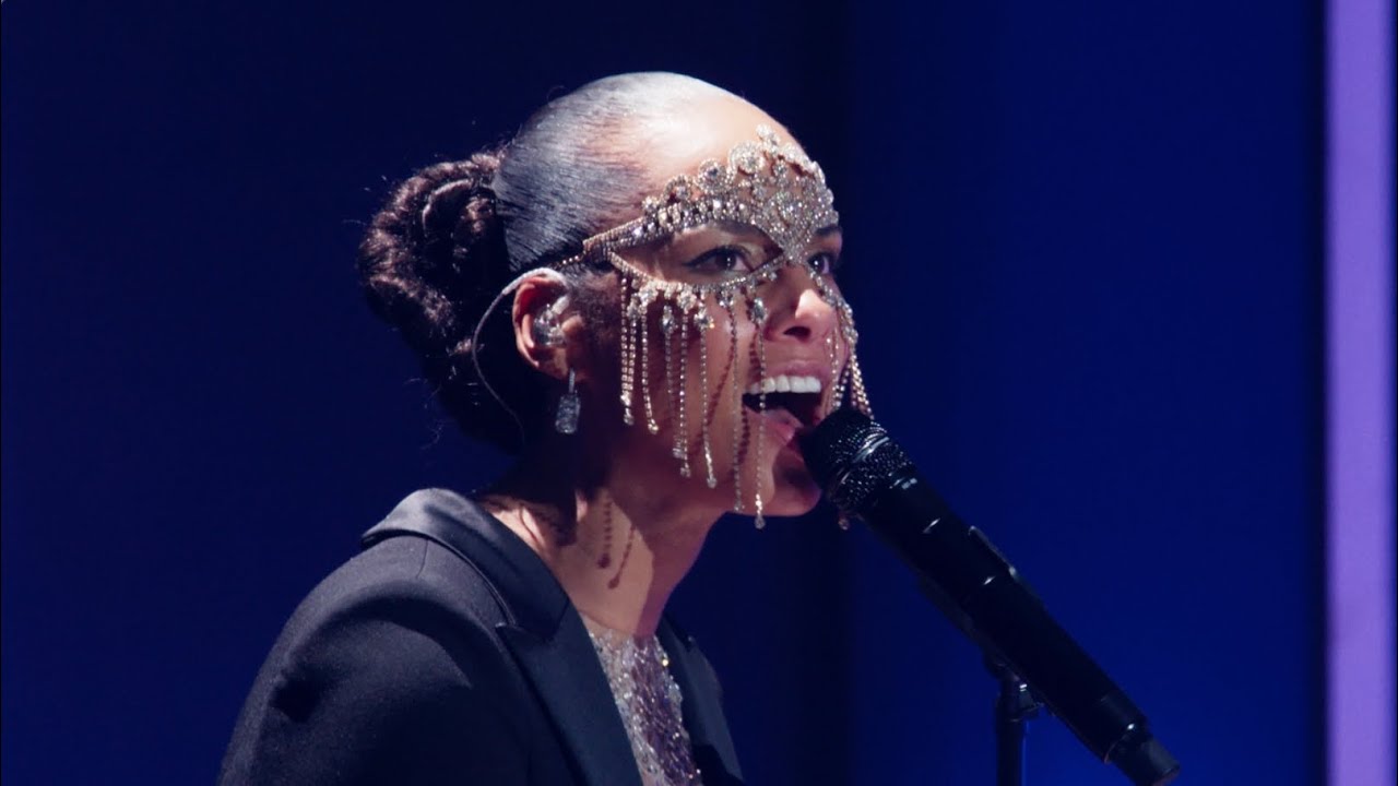 Alicia Keys - Fallin' (Apple Music Live Holiday Masquerade Ball) - YouTube