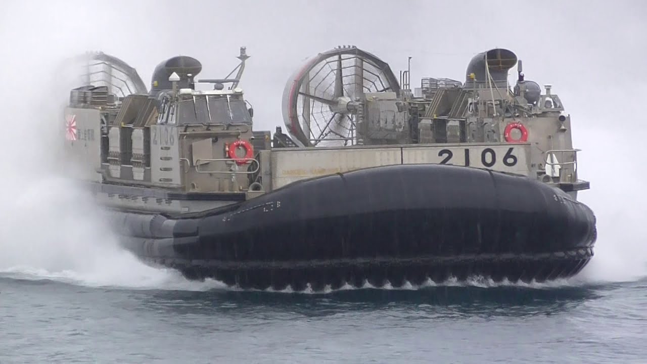 降雨の中にLCAC - YouTube