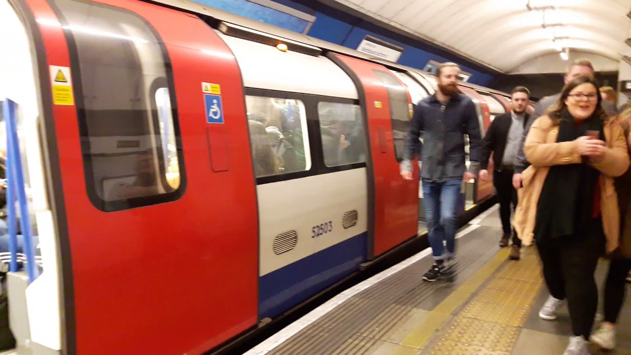 London Underground Northern Line: 1995 Tube Stock #52503 arriving at ...