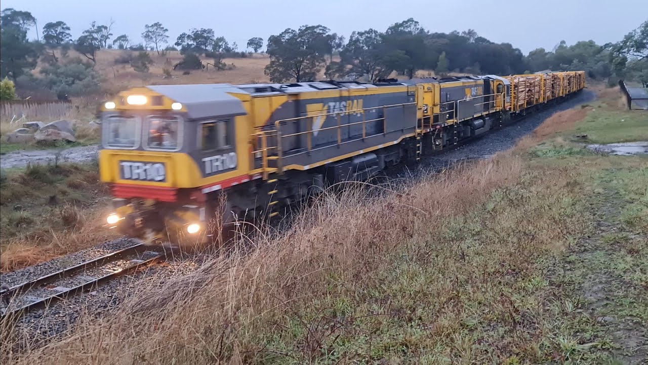 TasRail TR10 TR02 #34 train passing through Mayfield - YouTube