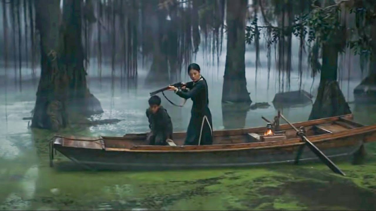 女人闯入神秘森林，遭到水怪袭击！【水怪2：黑木林Water Monster 2】|驚悚 災難 |【電影派對】 - YouTube
