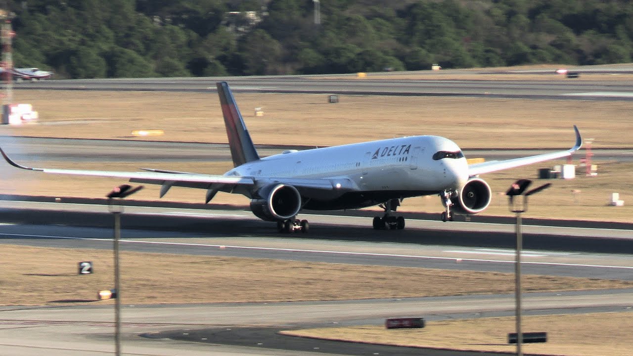 WOULD YOU FLY THIS? Delta A350 Arrives Runway 26R at Atlanta - YouTube