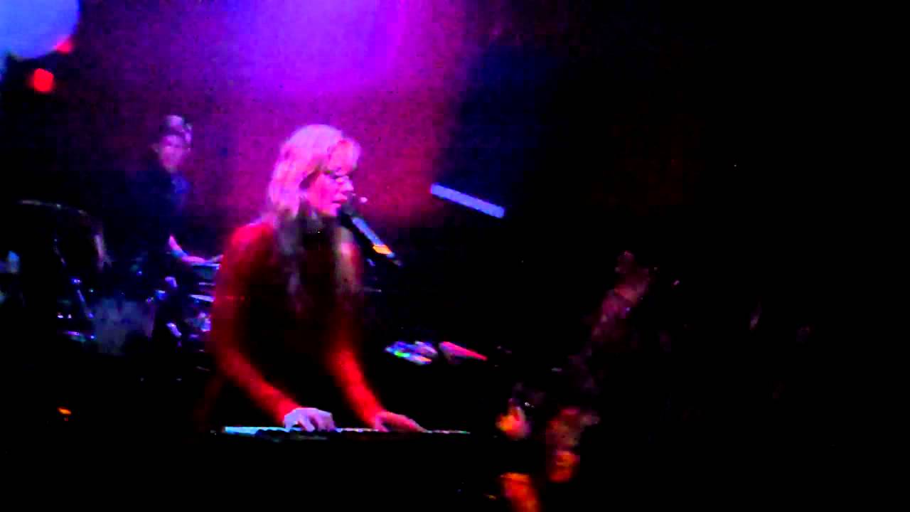 POPSCENE SF | Oh Land - White Nights [live 15 Dec 2011] - YouTube